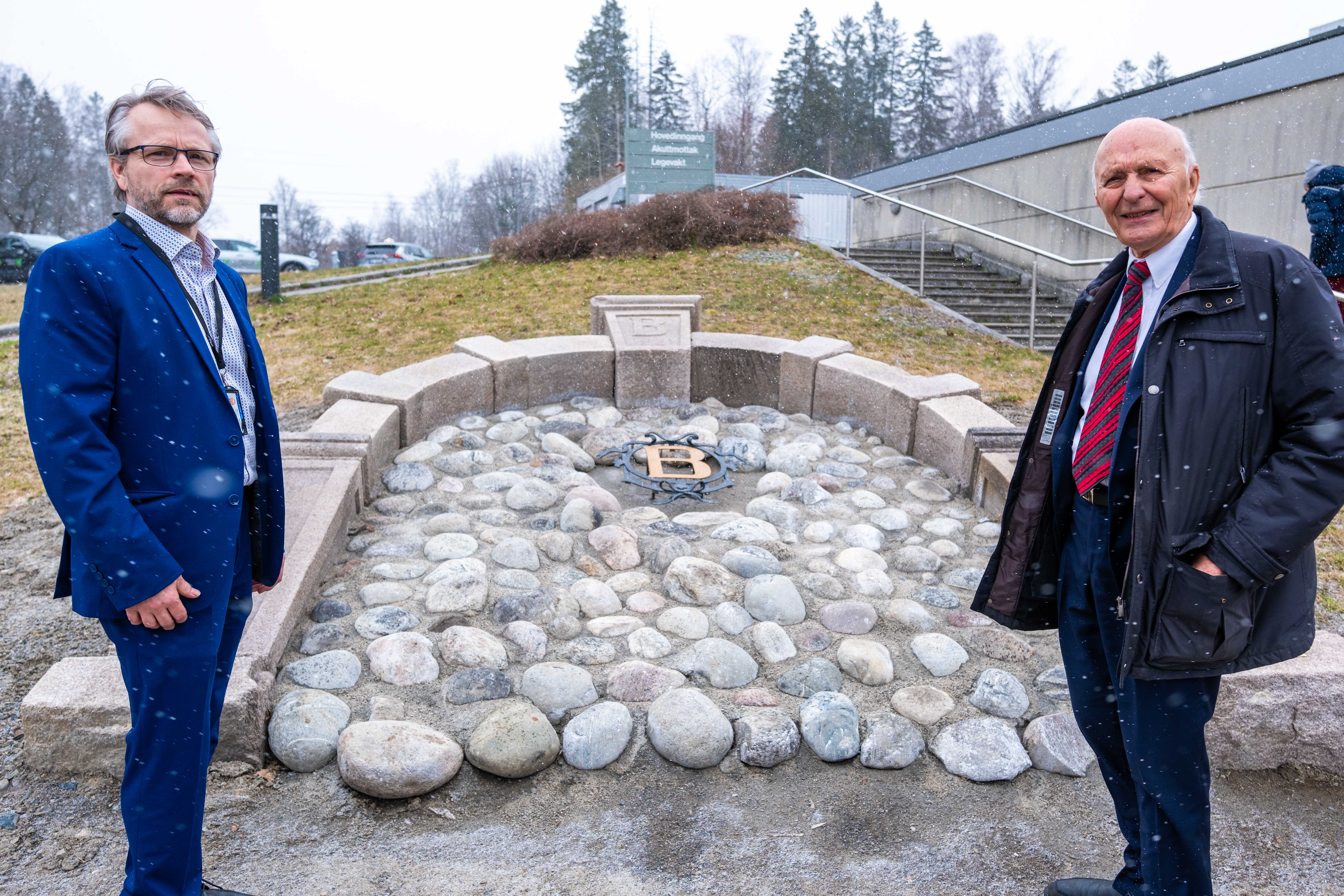 Originalportalen er endelig tilbake utenfor Bærum sykehus - Vestre Viken HF